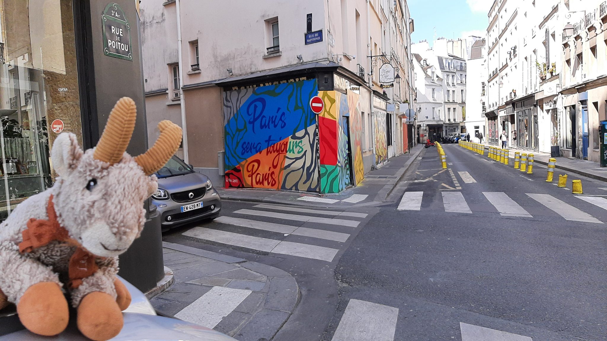 Le Chevreau à Paris, Goat in #Paris. En #París ; Cabra parisenca. – Cabri